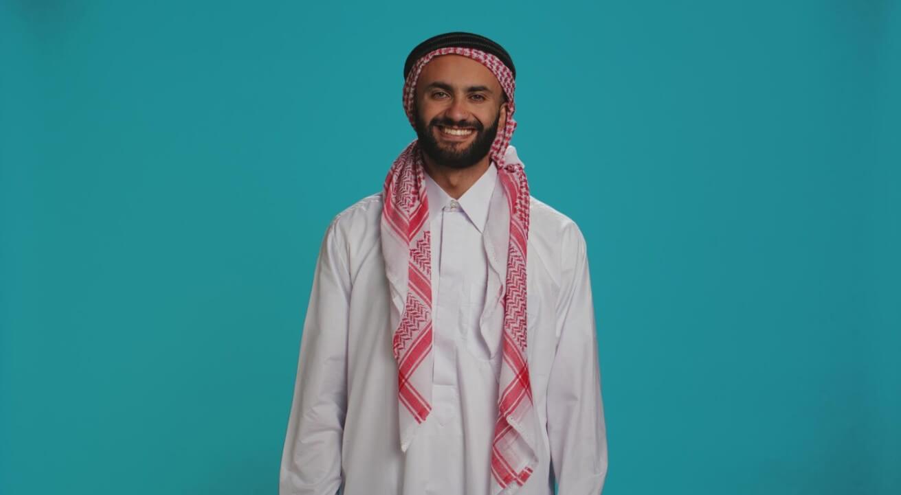 How to Match Your Shemagh With a White Emirati Thobe? – Al-Haq Thobes