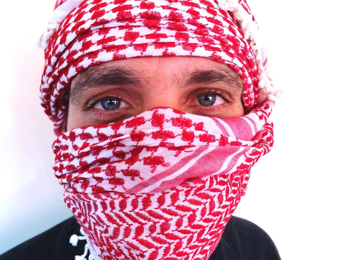 How to Wear the Kufiya, Keffiyeh, Shemagh? – Al-Haq Thobes